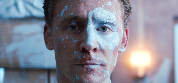 Clipe de High Rise introduz Tom Hiddleston à utopia do arranha-céu ...